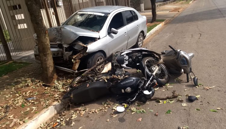 Motocicletas estacionadas são atingidas por veículo desgovernado